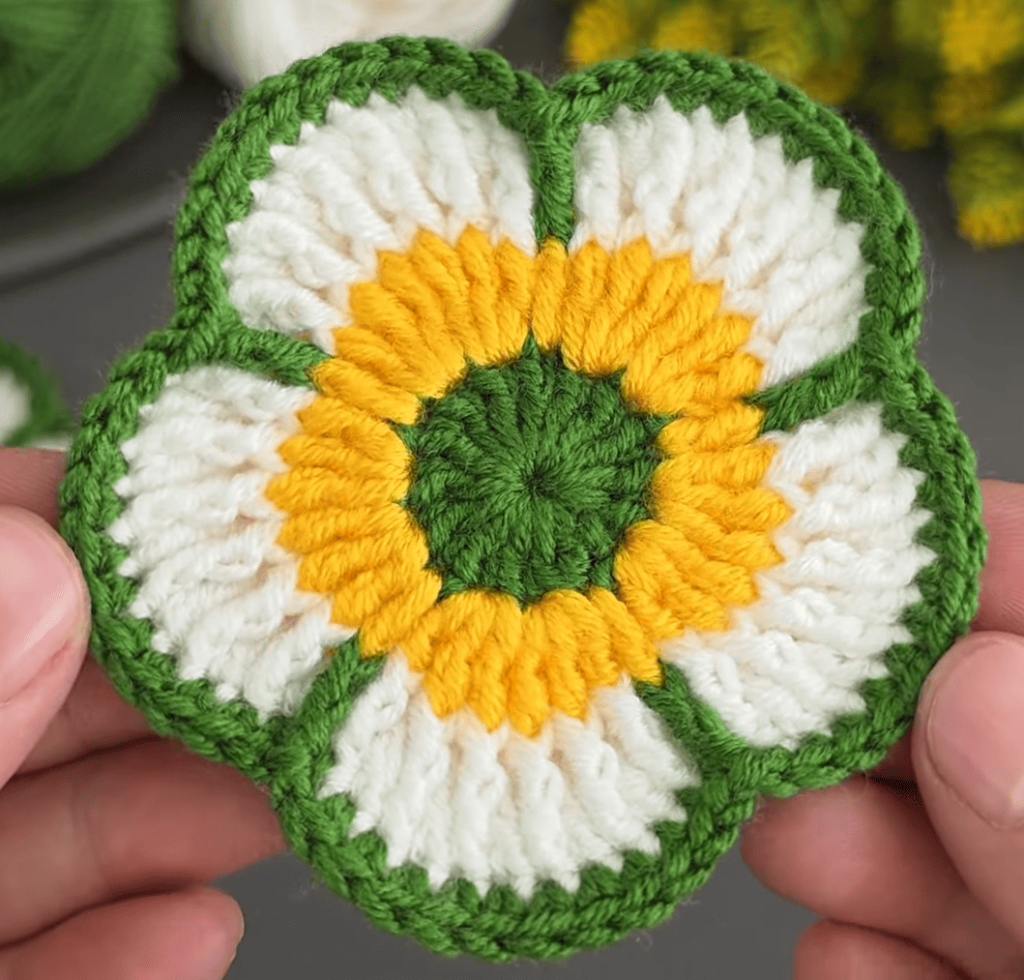 Cute & Easy Crochet Flower - We Love Crochet